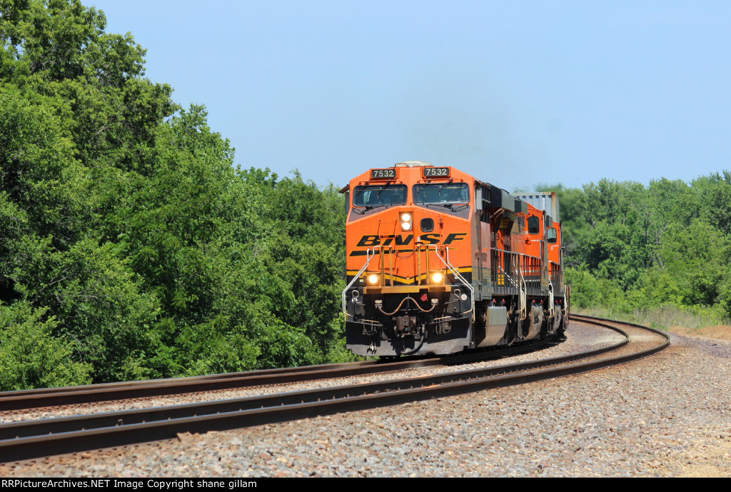 BNSF 7532 Swings a WB stack around the Gibbs Mo.